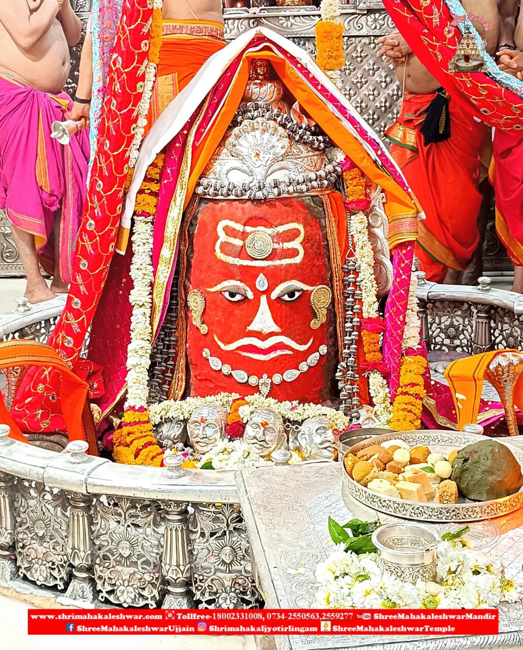 Shringar in the form of a king by offering fragrant flowers of tripund ...