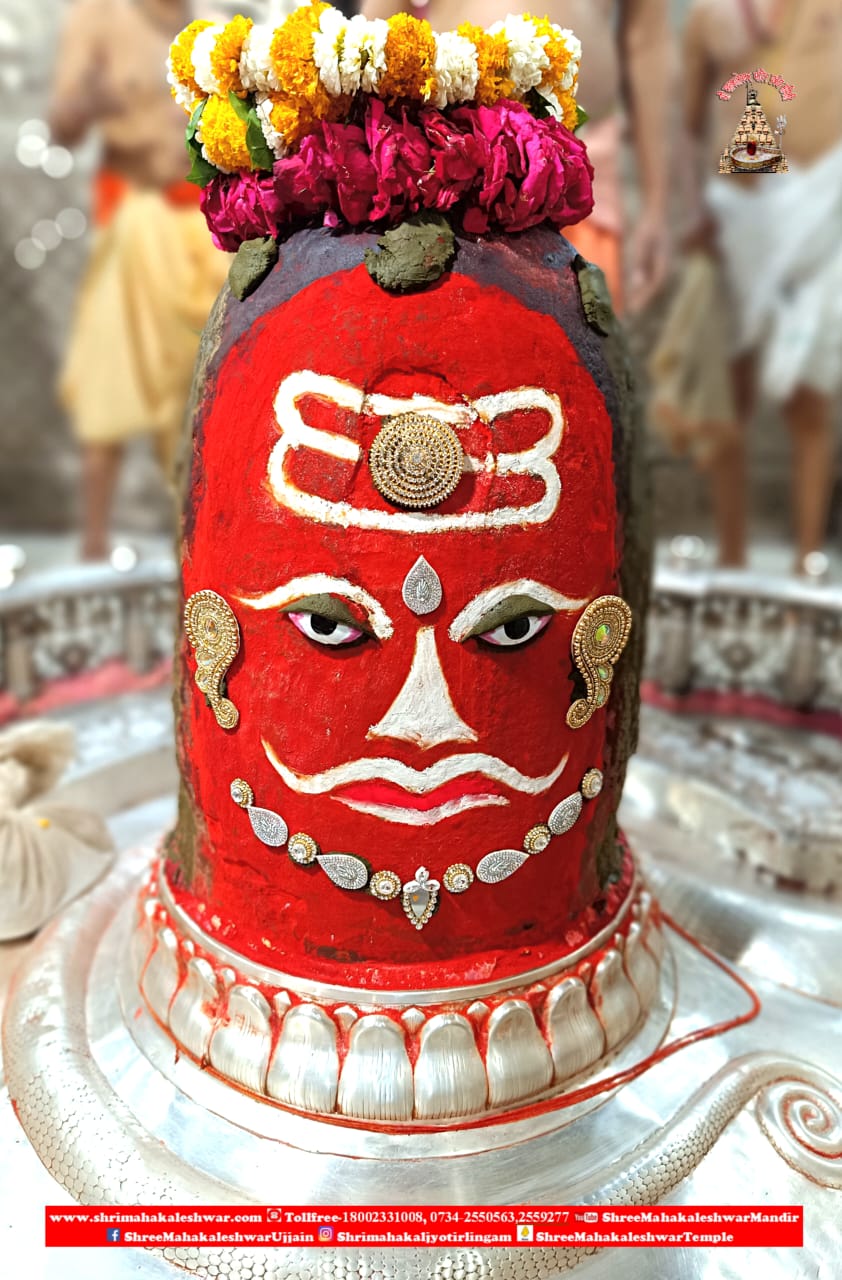 Shringar in the form of a king by offering fragrant flowers of tripund ...