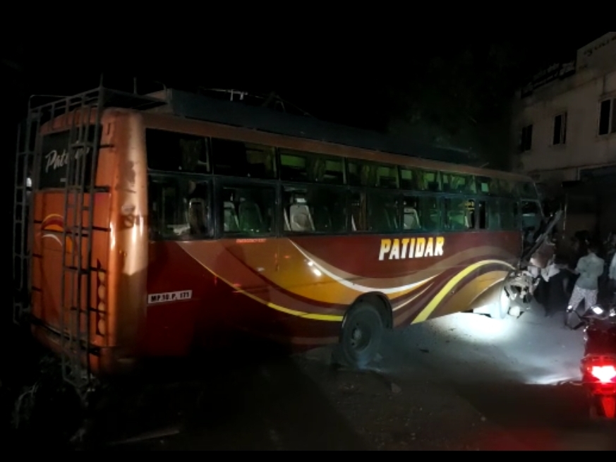 Bus and tractor-trolley collision in front of Khargone's Manish market ...