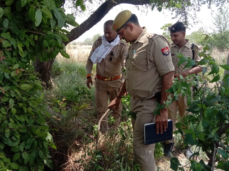 The people around came to know about the stench, the police started ...