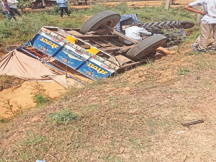 Tractor-trolley filled with wheat overturned on a slide, the driver ...