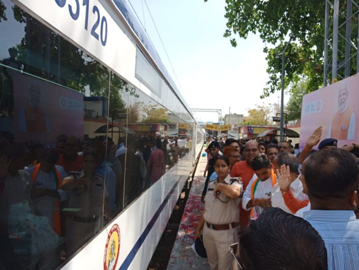 Children said this is the best train, after Gurugram it will stop ...