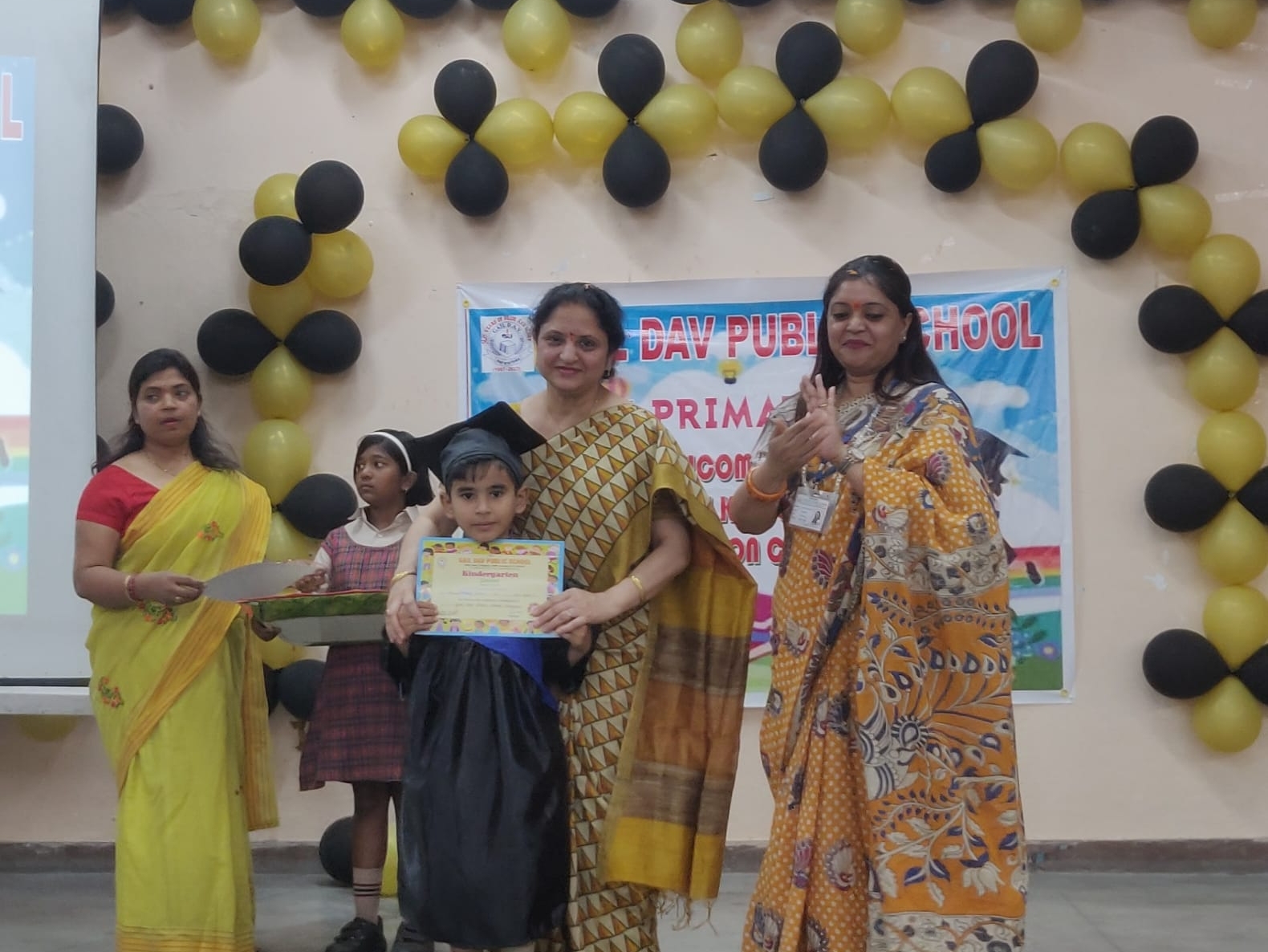 बच्चों ने प्रस्तुत किए सांस्कृतिक कार्यक्रम, दीक्षांत समारोह की ड्रेस ...