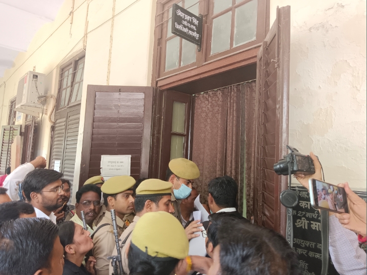 Policemen stopped the lawyers who were going to give memorandum, were ...