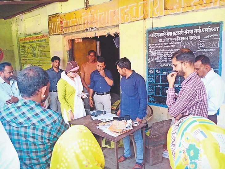 Collector inspected in village Parwalia | राशन दुकान का निरीक्षण: ग्राम ...