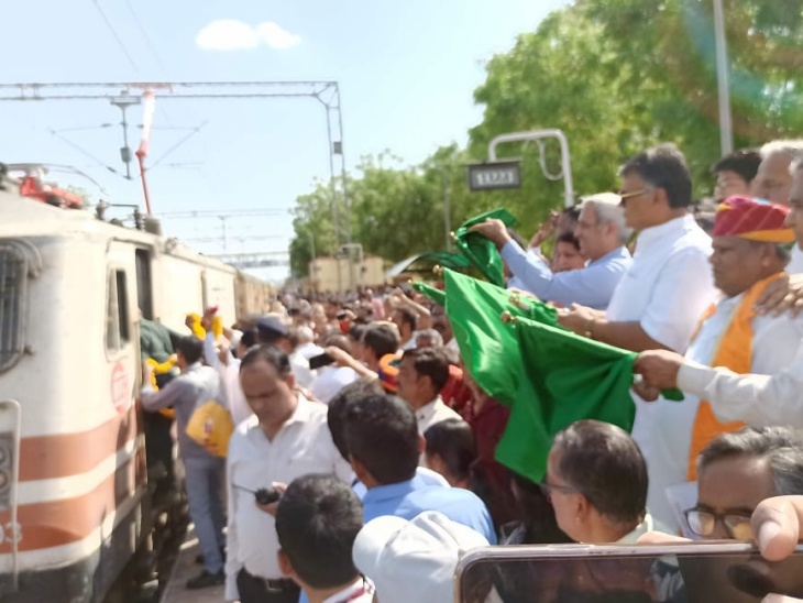 MP Devji Patel flagged off and left for Jaipur | पिंडवाड़ा स्टेशन पर ...