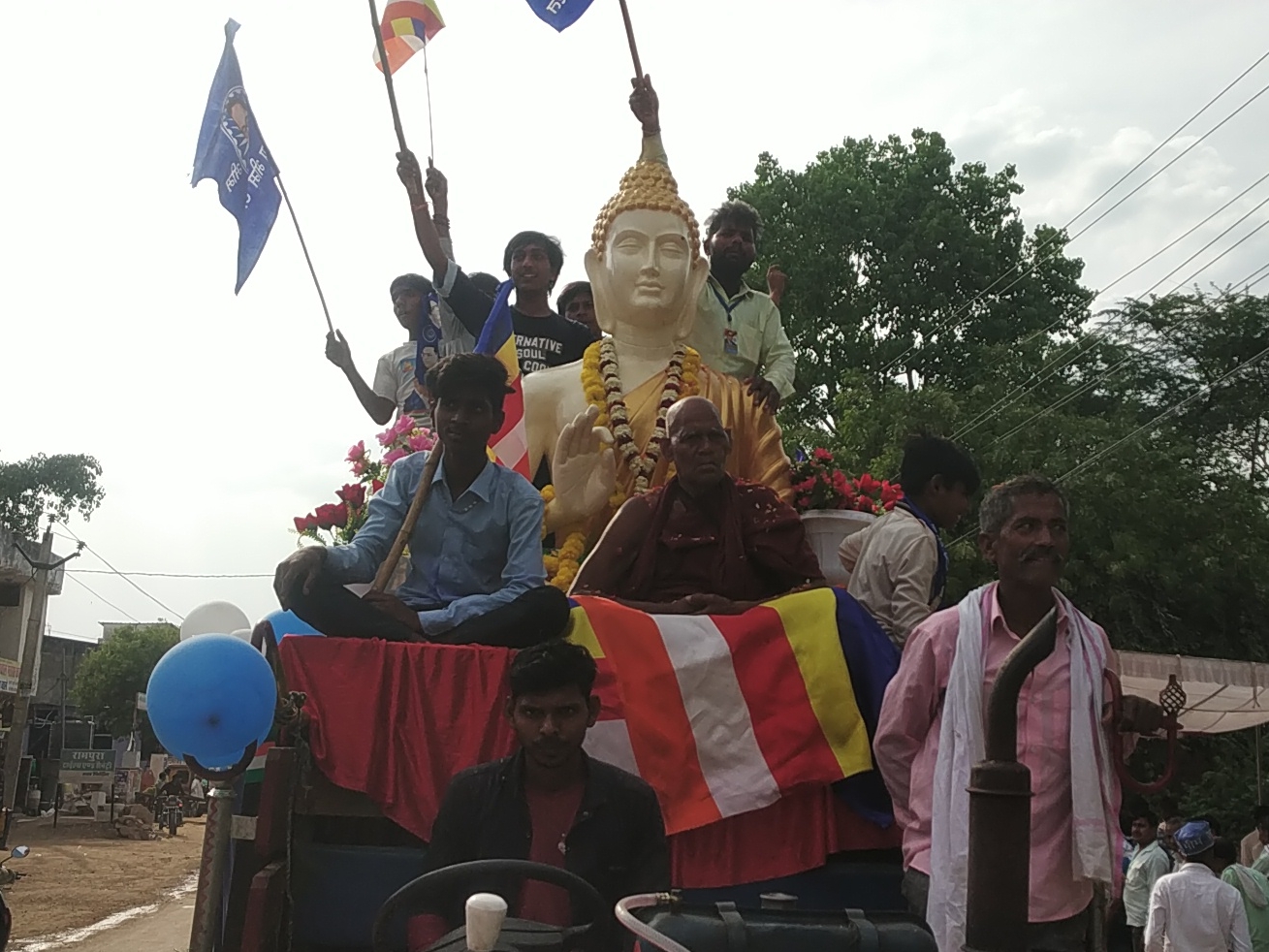 सर्व समाज ने निकाली शोभायात्रा, महात्मा बुद्ध और अंबेडकर की सजाई झांकी ...