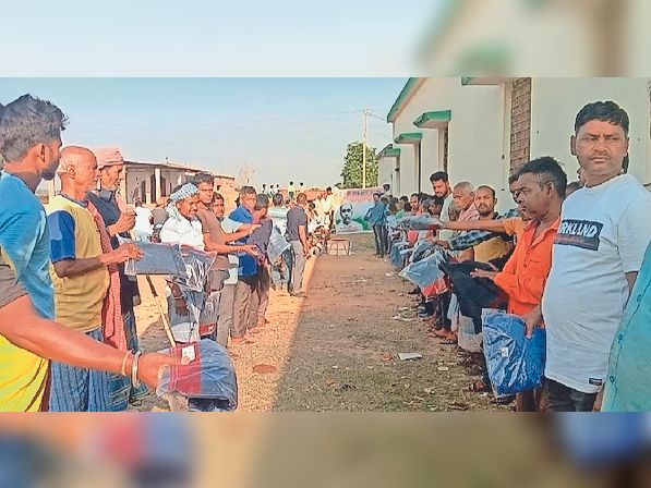 KB Sahay Foundation distributed clothes among the helpless | सराहनीय ...