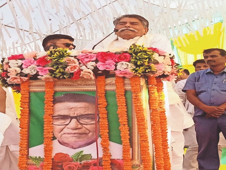 RJD celebrated the first death anniversary of former MLA Nand Kishore Ram, | प्रतिमा का किया गया ...