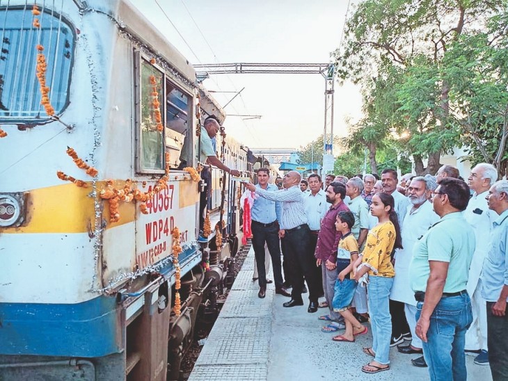 Grand reception of new express train reached at Giddarbaha railway ...