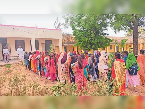 Water crisis in the school, students and parents gheraoed the head of ...
