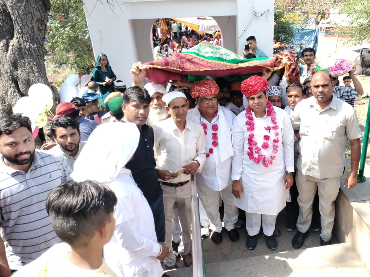 कुल की रस्म के साथ हुआ समापन,जायरीनों ने चादर चढ़ाकर सुख समृद्धि की ...