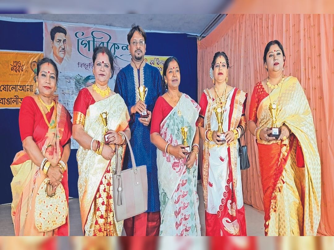 First prize to Rasmani Chakraborty in traditional Bengali costume ...