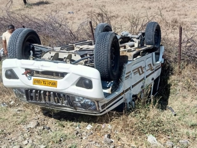 Bolero vehicle collided, Bolero vehicle also overturned after the ...