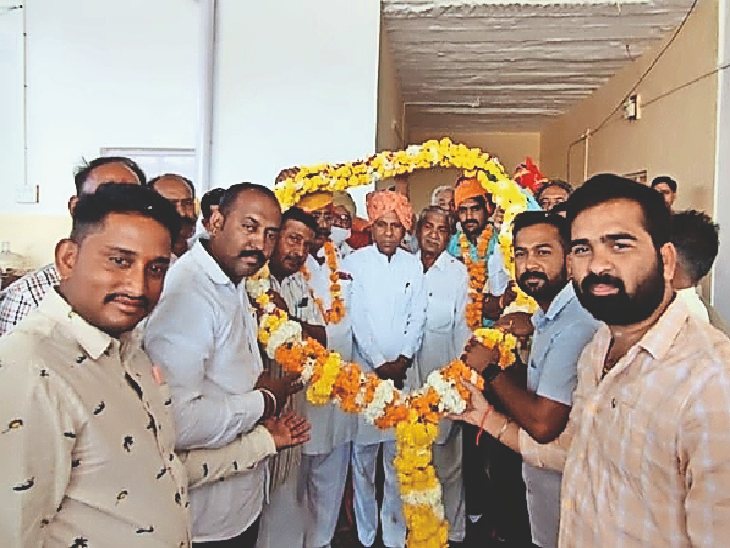 Ravana Rajput Samaj welcomed MLA Mevaram Jain by wearing 21 kg garland ...