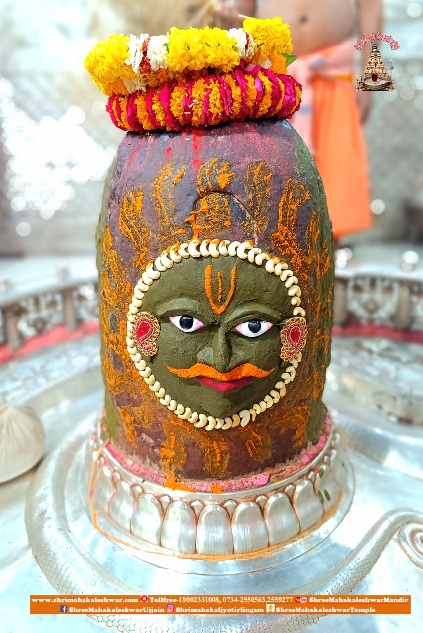 Shringar by applying sandalwood ointment to Mahakal and wearing tripund ...