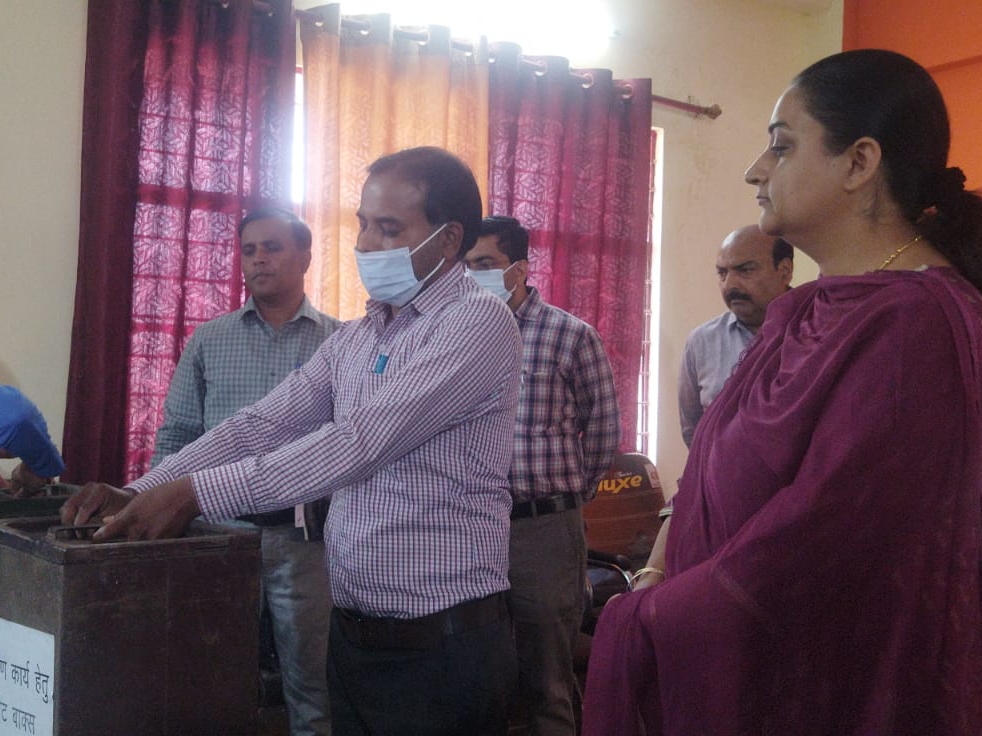 DM in Fatehpur directed to file a case for not taking training on the ...