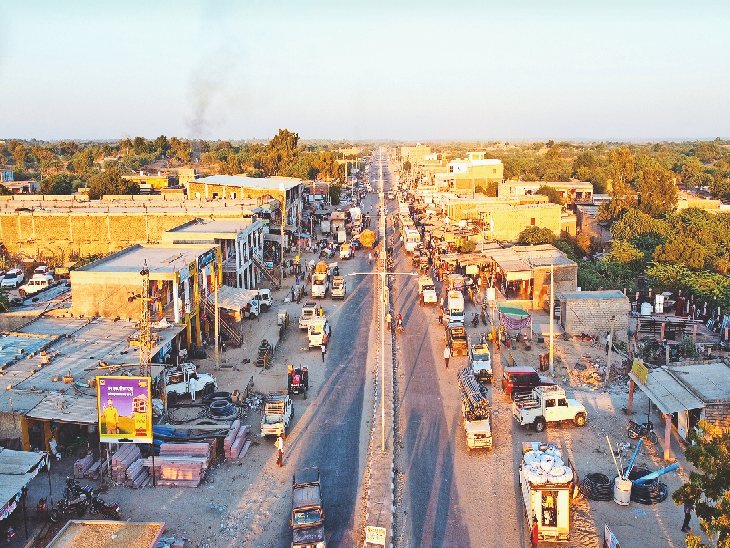 Where the market of two districts is on the same road, Barmer on one ...