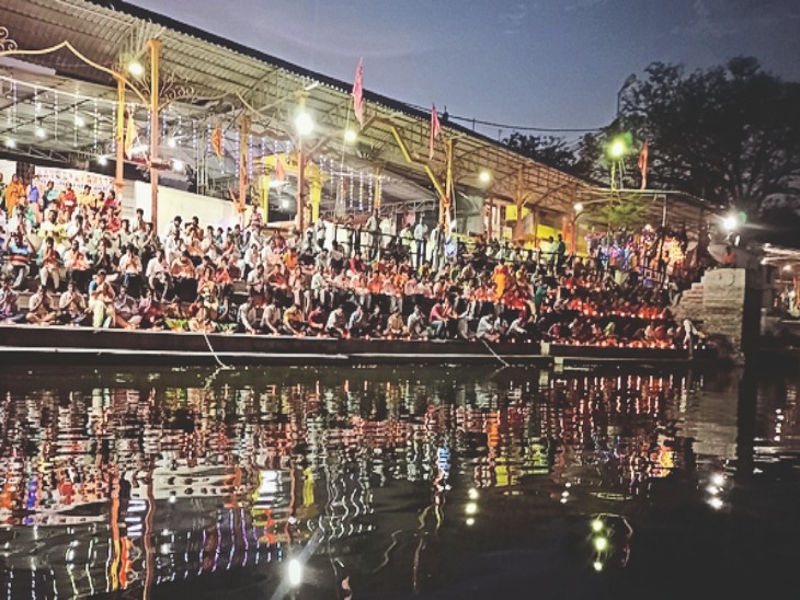 Tapti beach illuminated with thousands of lamps, pilgrims from South ...