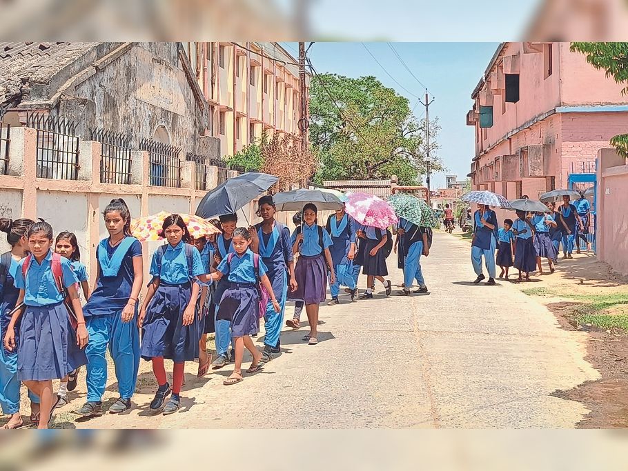 45 डिग्री तापमान और 15 किमी/घंटे की रफ्तार से चल रही हवा से झुलस रहा ...