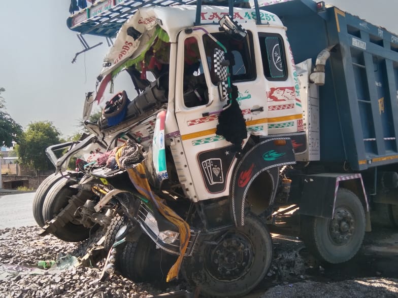 The dumper rammed into the dumper standing on the highway from behind ...