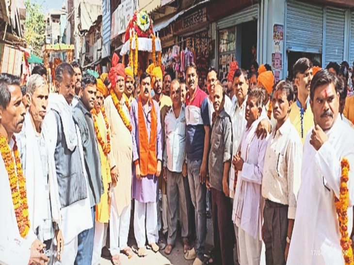 Welcomed the procession of Sen Samaj by applying Kumkum Tilak, also ...