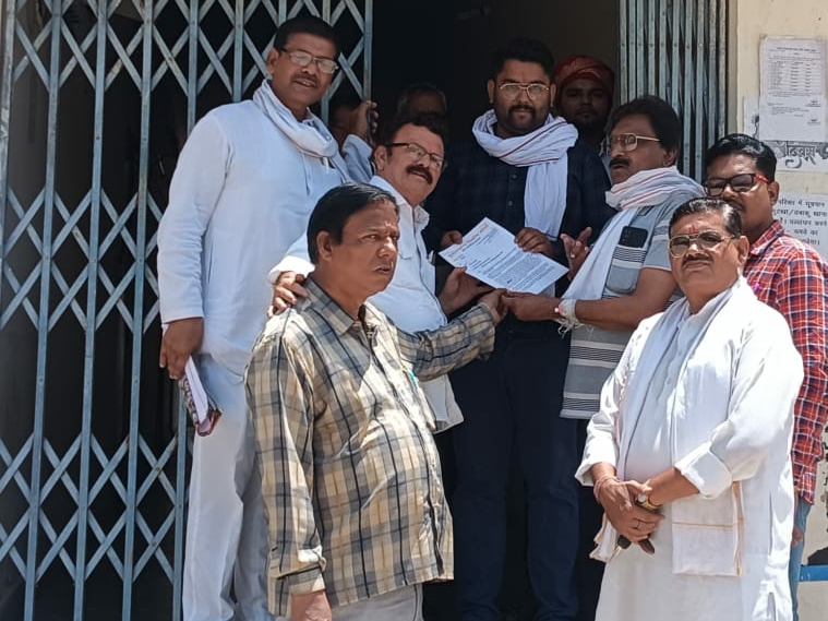 Bundelkhand Nimaran Morcha asked the Income Tax officers to take back ...