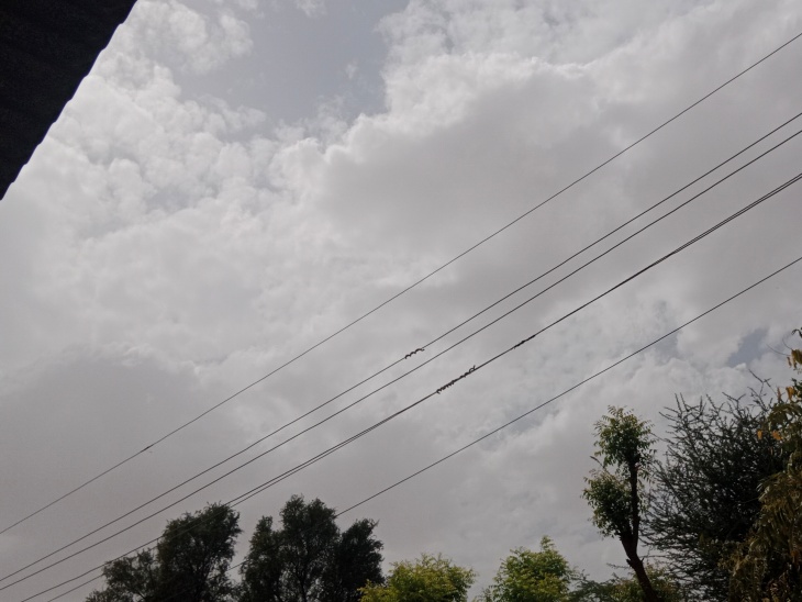 Weather changed in Churu, cloudy after dark | चूरू में बदला मौसम, अंधड़ ...