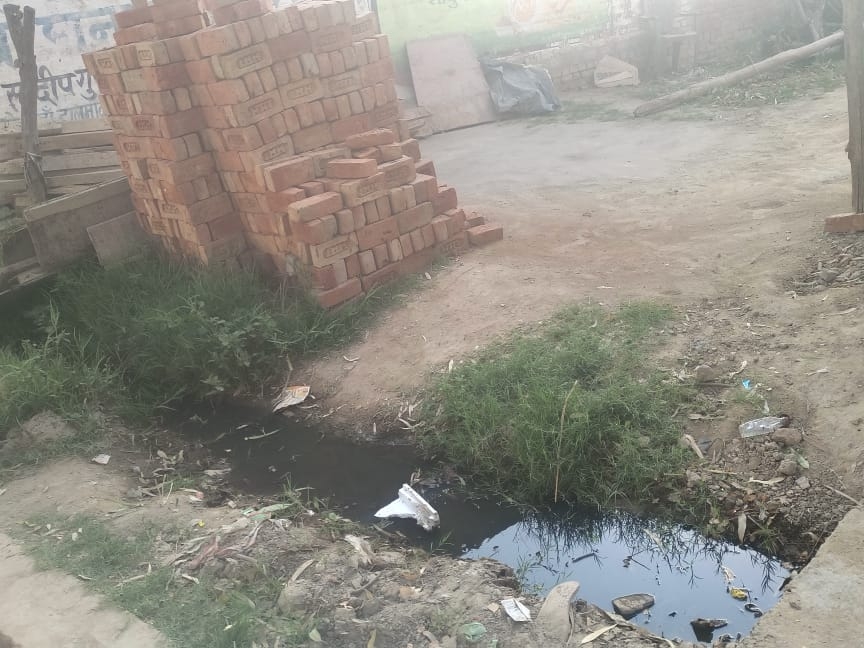 There is filth in the village, there are piles of garbage everywhere
