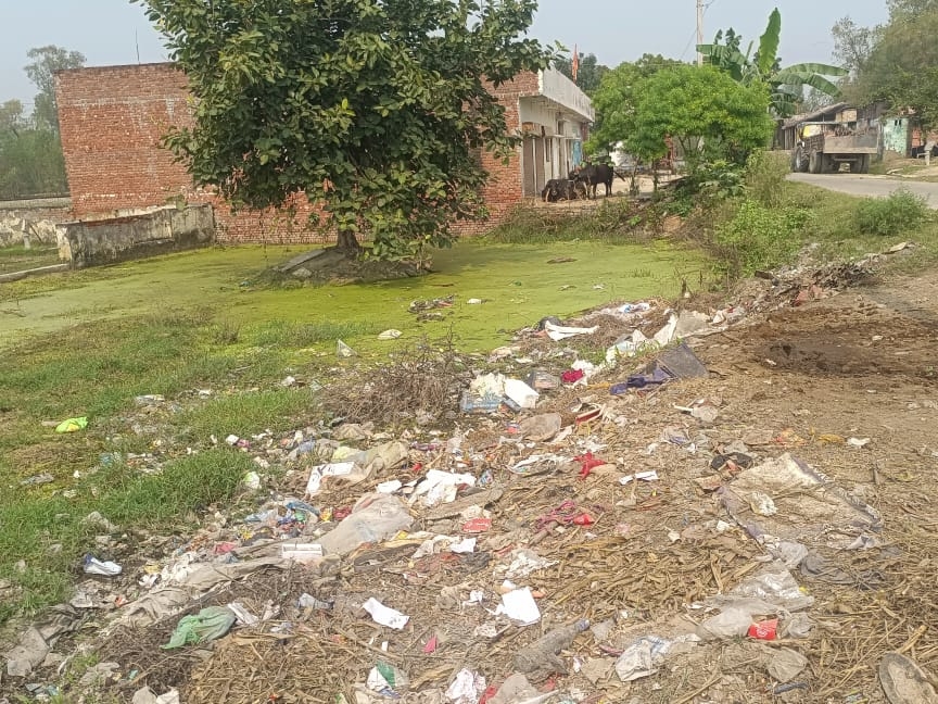 There is filth in the village, there are piles of garbage everywhere