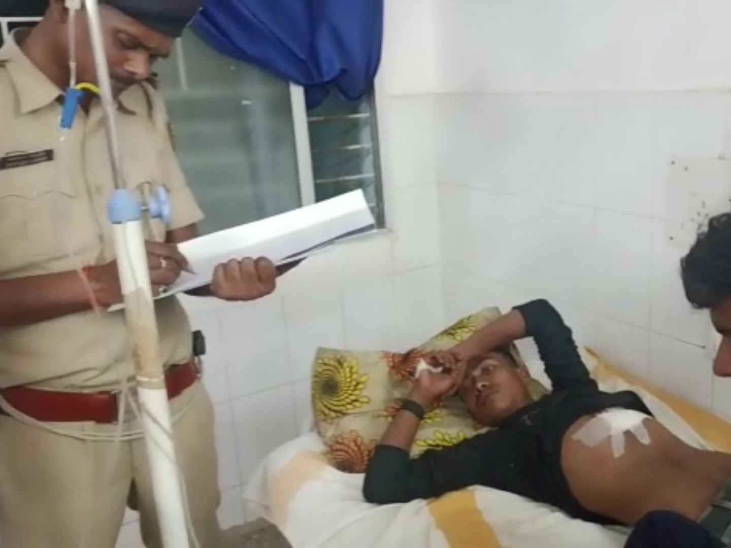 Dabang first stabbed one, attacked the other who came to save | जमुई ...