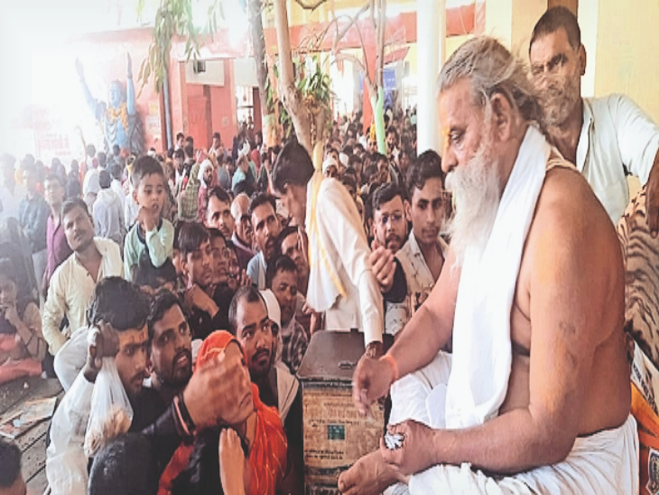 Thousands of devotees reached Dandraua Dham, visited Dr. Hanuman | धर्म ...