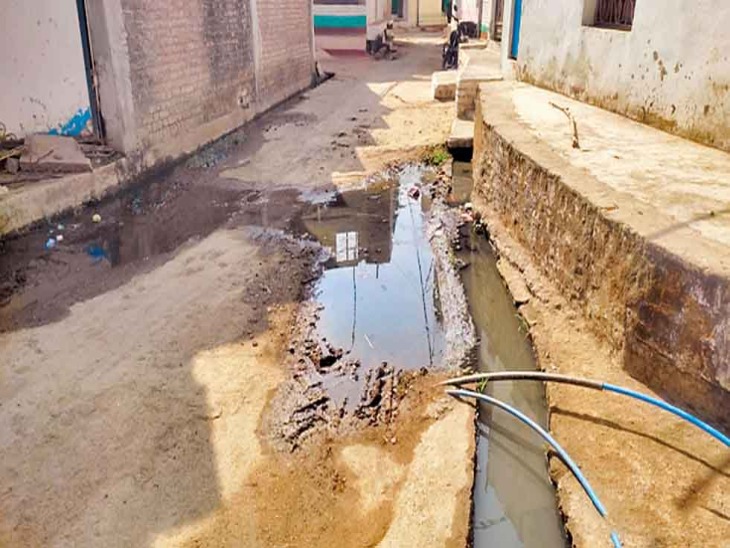 आदर्श ग्राम में नालियों का पानी निकल कर बह रहा सड़कों पर, जिम्मेदार ...