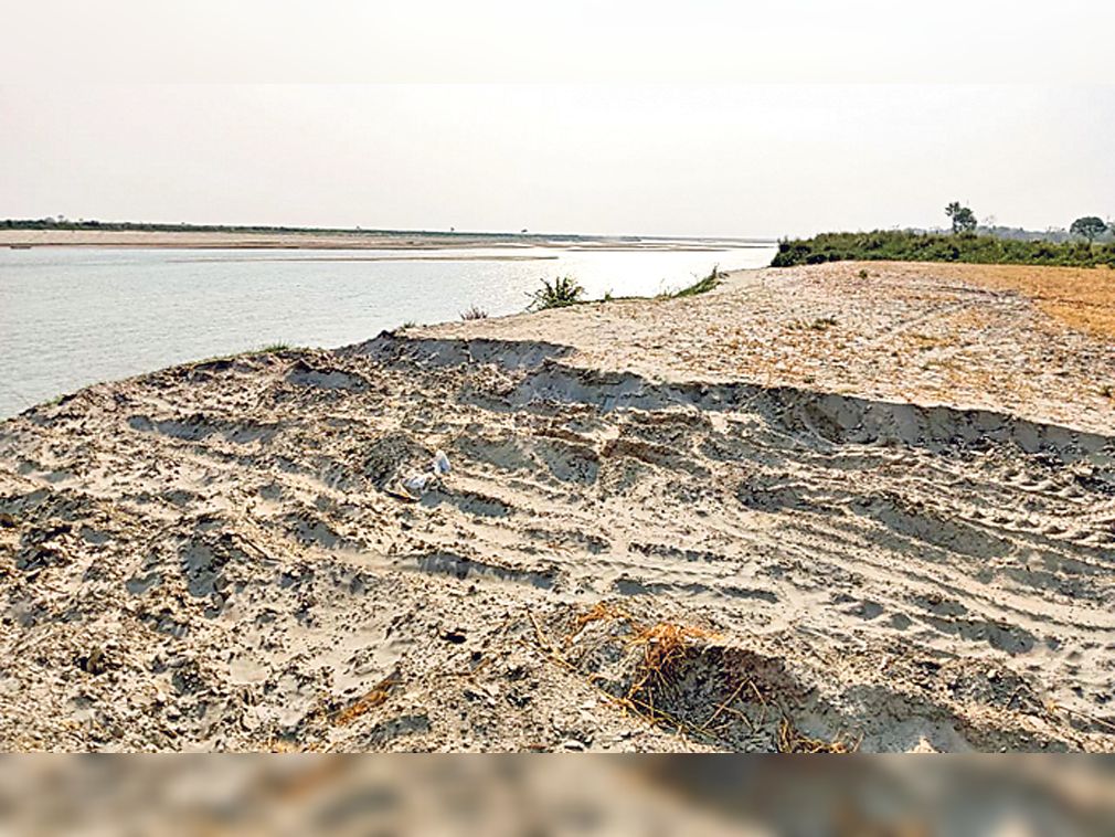 Illegal mining in the dry Saryu river is extracting sand and soil ...