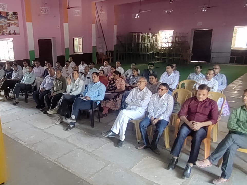 The subdivision officer discussed with the heads of the institutions on ...