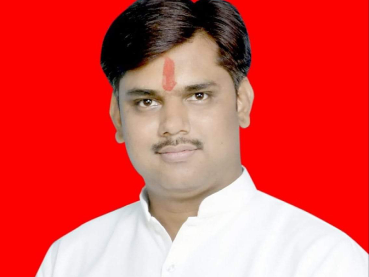 District President Parasnath Yadav announced the names of the ...