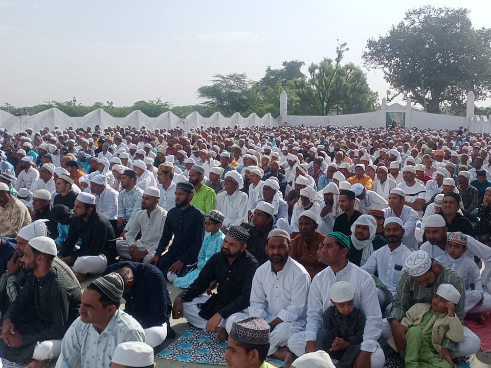 Muslim community offered namaz in Idgah, hugged and congratulated each ...