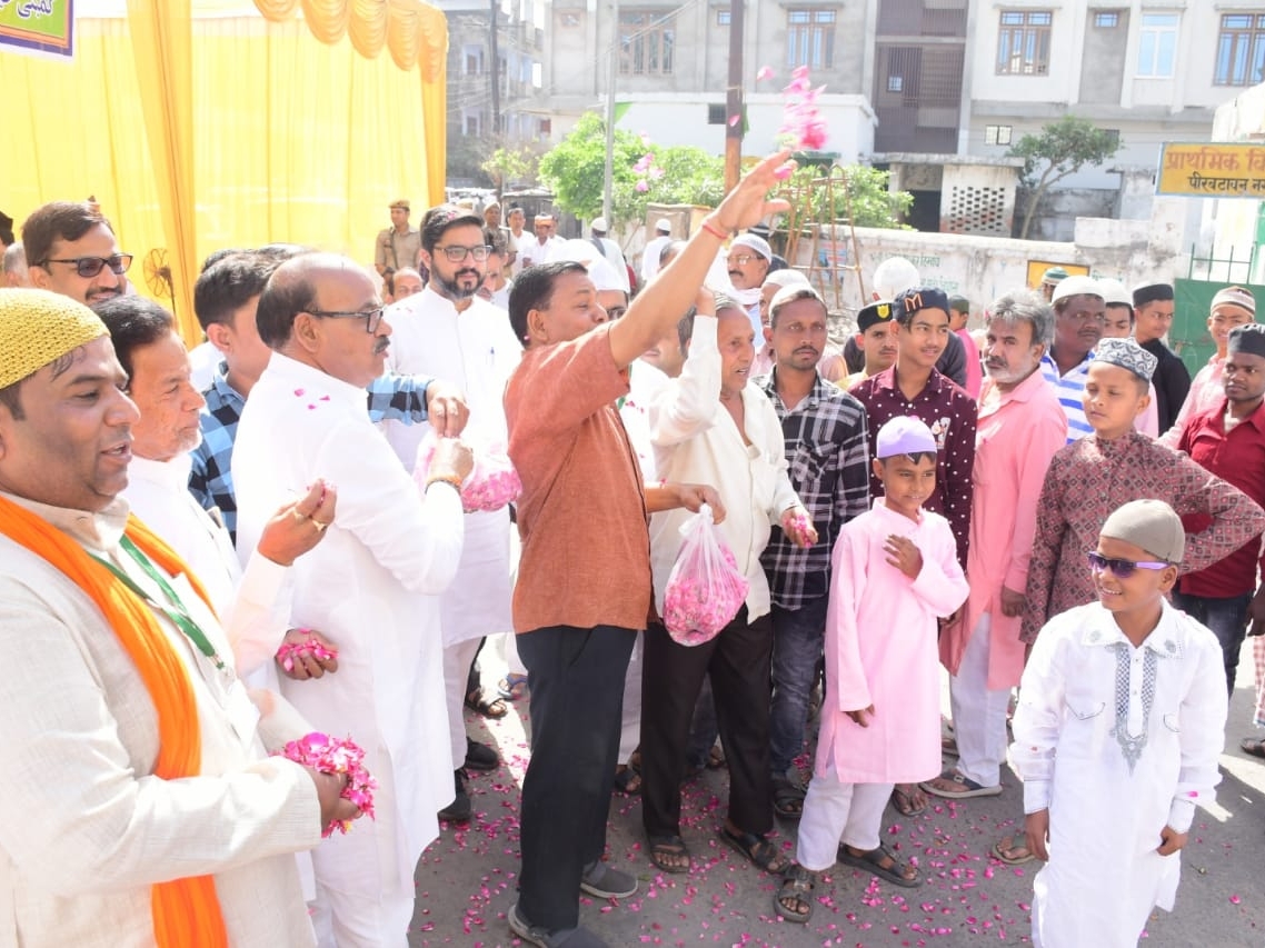 Hindu Brothers Showered Flowers On The Worshipers On Eid Said We Are