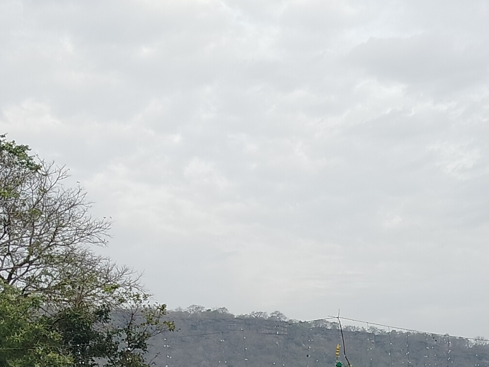 The sky was cloudy, drizzle also happened, more than half of April ...