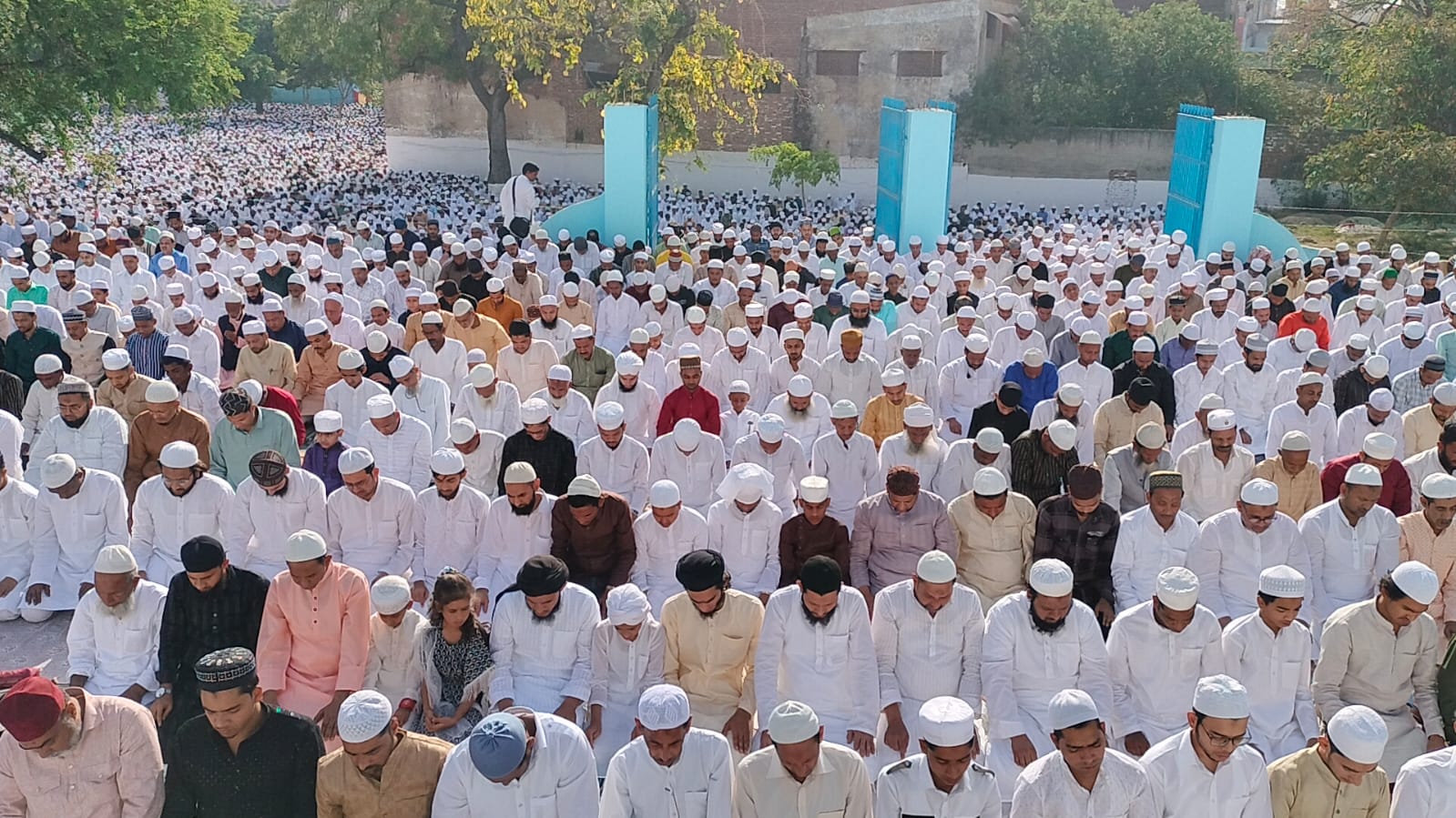 More than 1 lakh Muslims offered Eid prayers at Idgah; Prayed for the ...
