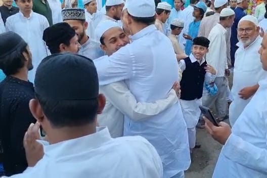 Akhtarul Islam Shaheen and Alok Mehta congratulated each other, police officers patrolling ...