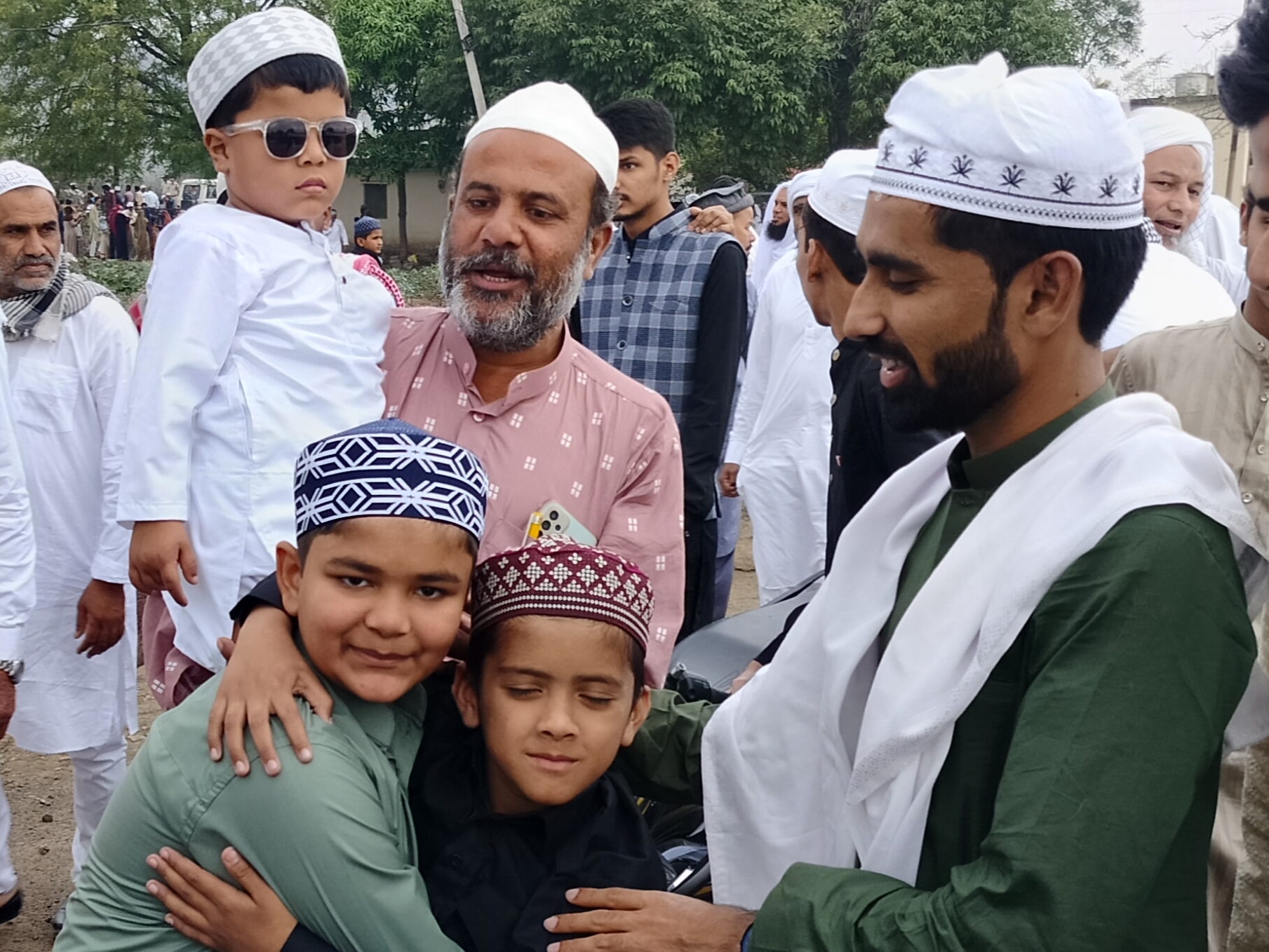 Raised hands to pray for peace, peace and prosperity, greeted Eid with ...