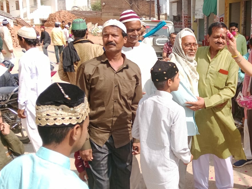 Muslim brothers hugged each other and congratulated, prayed for peace ...