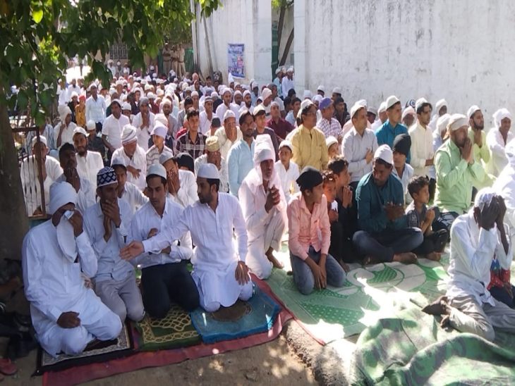 Thousands of people reached Idgah, greeted each other by hugging ...