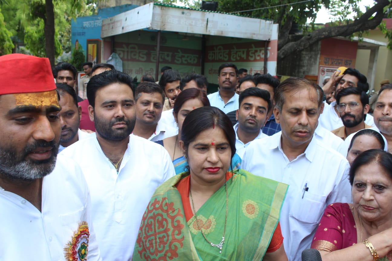 SP's mayoral candidate arrived to file nomination with husband MLA Atul ...