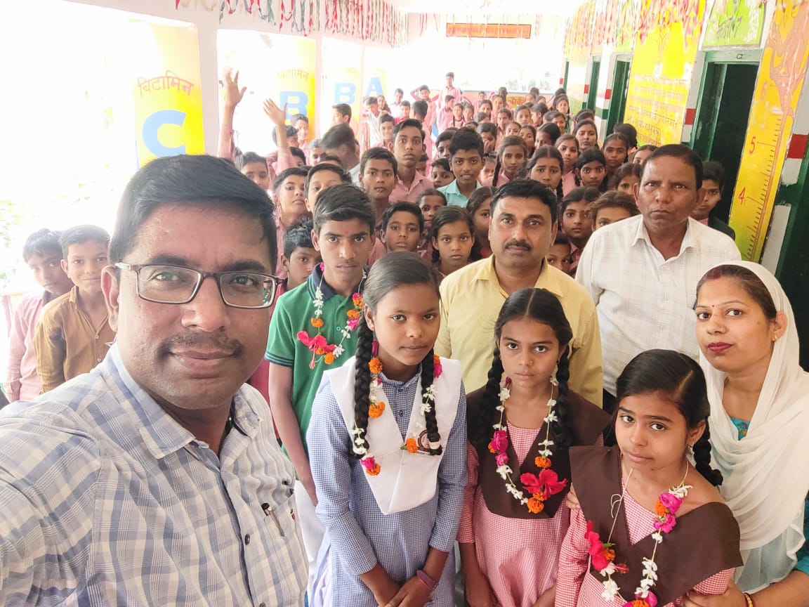 Headmaster changed the picture of the school, children study in smart ...