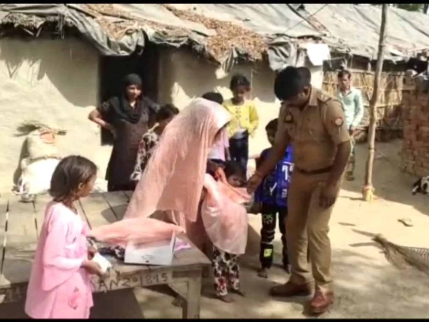 Gave sweets to children in poor colony, gave sarees to women | गरीब ...
