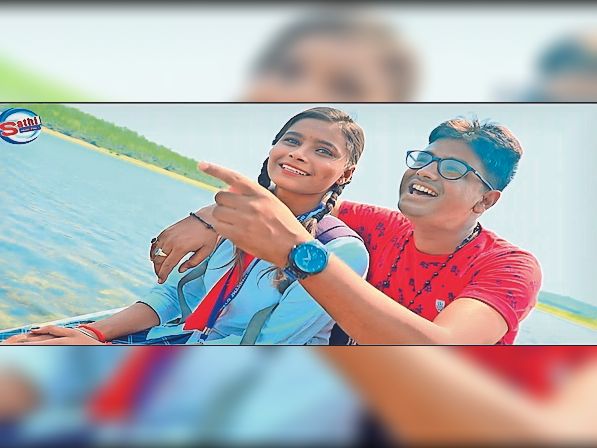 Lake Mile Aana, the song created a buzz | जमकर झूमे लोग: झील मिले आना ...