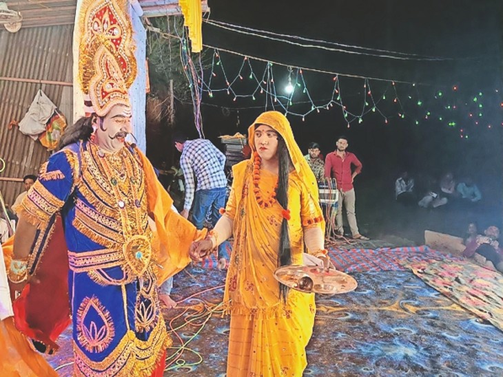 In the Dussehra Maidan, Lord Shriram fought with Khardushan and saved ...