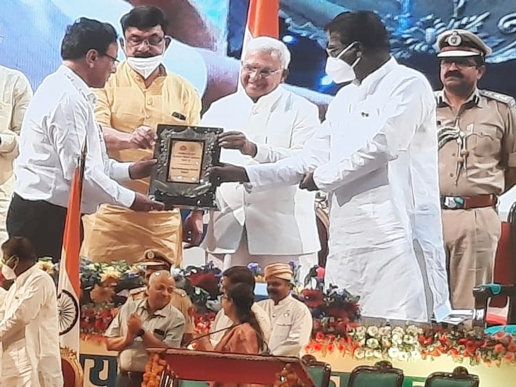 Rajpal honored Collector Arvind Dubey for the excellent work done by ...